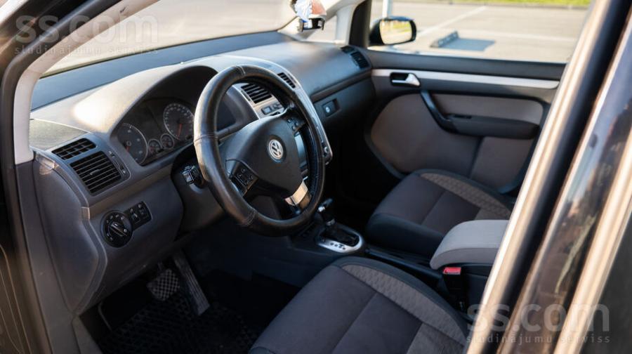 Melns Volkswagen Touran 2007 Rīga, ar dzinēja tilpumu 2.00 L un nobraukumu 276 tūkst. km par 2990 €, foto 10 vietnē AUTOMOTO.COM.LV