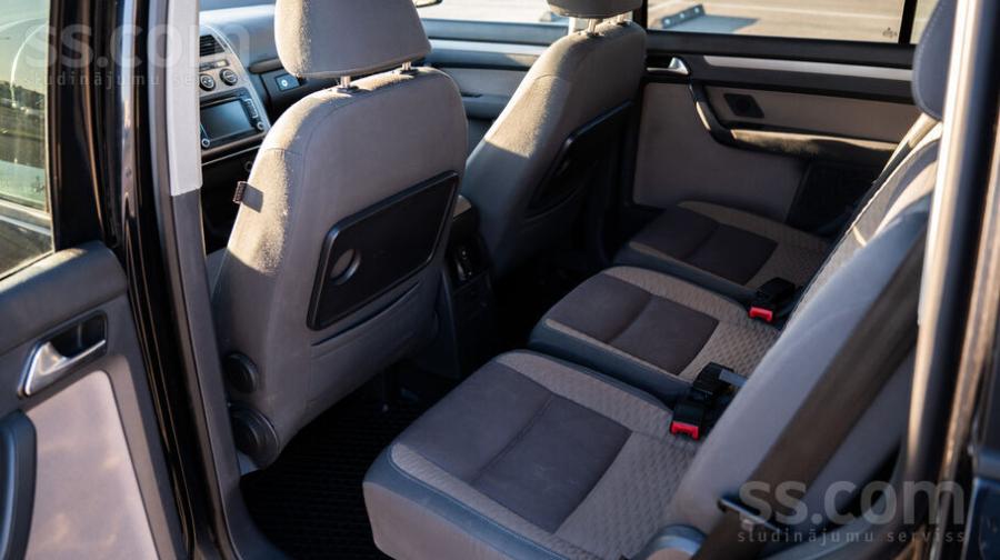 Melns Volkswagen Touran 2007 Rīga, ar dzinēja tilpumu 2.00 L un nobraukumu 276 tūkst. km par 2990 €, foto 12 vietnē AUTOMOTO.COM.LV