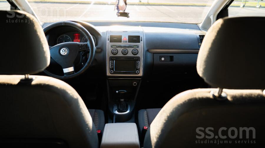 Melns Volkswagen Touran 2007 Rīga, ar dzinēja tilpumu 2.00 L un nobraukumu 276 tūkst. km par 2990 €, foto 15 vietnē AUTOMOTO.COM.LV