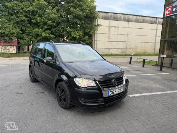 Melns Volkswagen Touran 2007 Panevēža, ar dzinēja tilpumu 1.90 L un nobraukumu 296 tūkst. km par 2150 €, foto 1 vietnē AUTOMOTO.COM.LV