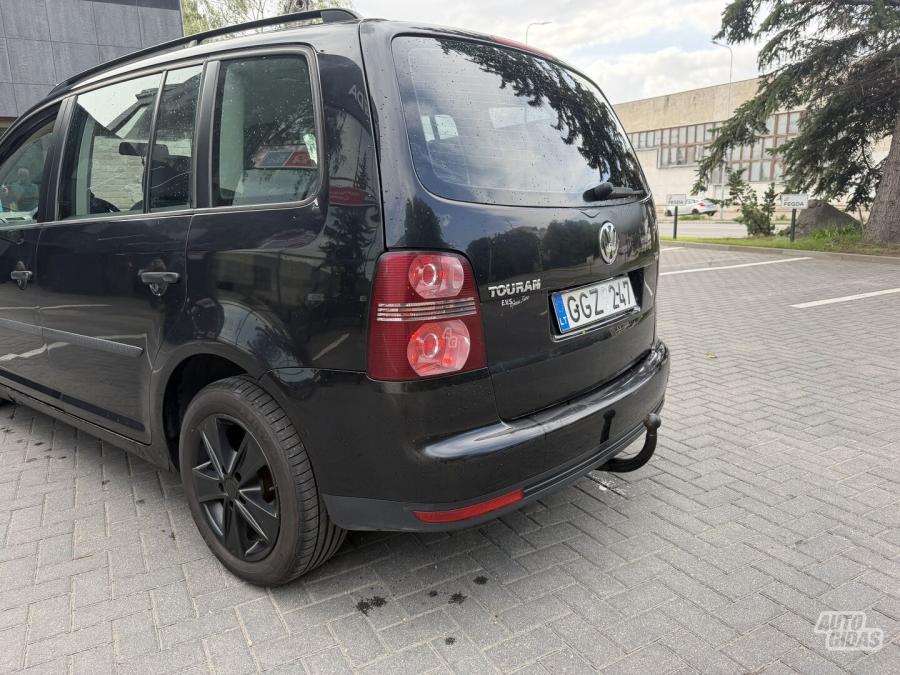 Black Volkswagen Touran 2007 in Panevezys, with an engine capacity of 1.90 L and mileage of 296 thousand km for 2250 €, photo 5 on AUTOMOTO.COM.LV