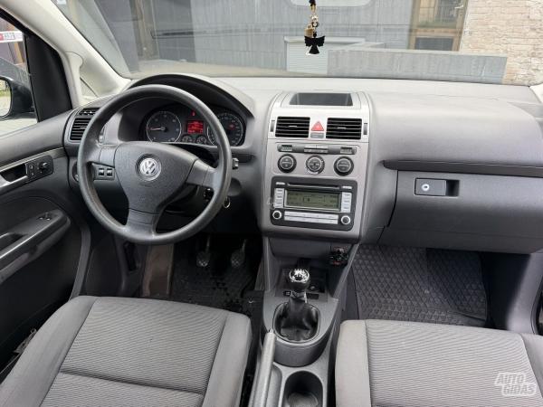Melns Volkswagen Touran 2007 Panevēža, ar dzinēja tilpumu 1.90 L un nobraukumu 296 tūkst. km par 2150 €, foto 8 vietnē AUTOMOTO.COM.LV