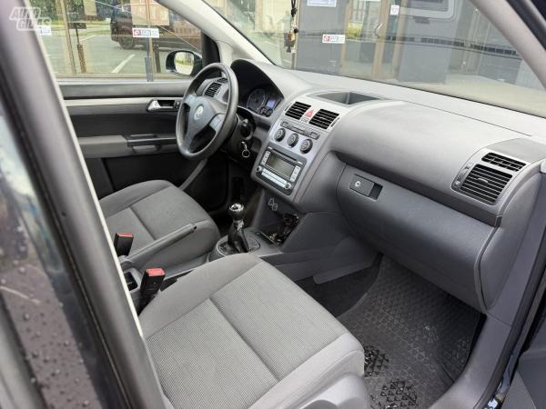 Melns Volkswagen Touran 2007 Panevēža, ar dzinēja tilpumu 1.90 L un nobraukumu 296 tūkst. km par 2150 €, foto 9 vietnē AUTOMOTO.COM.LV