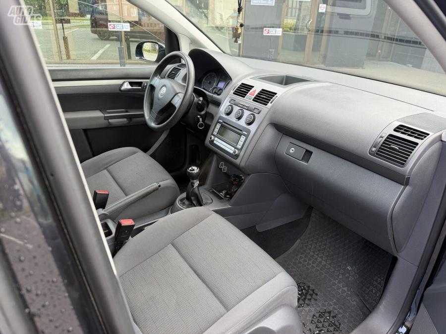 Black Volkswagen Touran 2007 in Panevezys, with an engine capacity of 1.90 L and mileage of 296 thousand km for 2250 €, photo 10 on AUTOMOTO.COM.LV