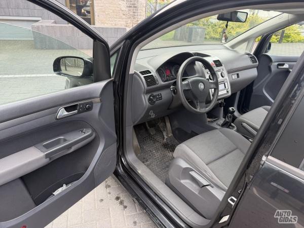 Melns Volkswagen Touran 2007 Panevēža, ar dzinēja tilpumu 1.90 L un nobraukumu 296 tūkst. km par 2150 €, foto 10 vietnē AUTOMOTO.COM.LV