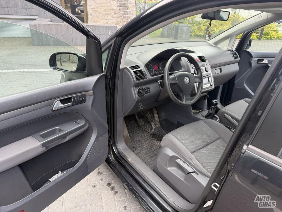 Black Volkswagen Touran 2007 in Panevezys, with an engine capacity of 1.90 L and mileage of 296 thousand km for 2250 €, photo 11 on AUTOMOTO.COM.LV