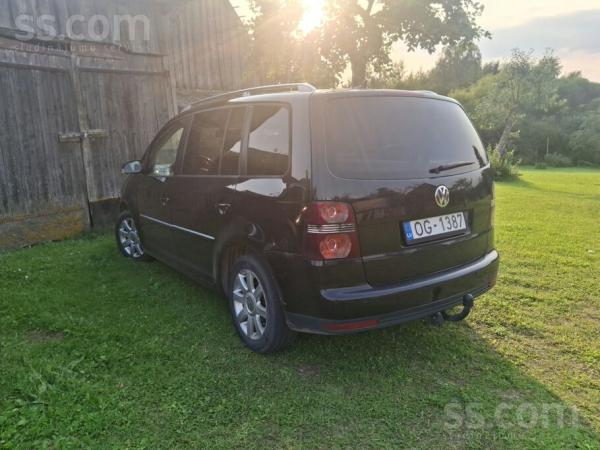 Melns Volkswagen Touran 2007 Dobele, ar dzinēja tilpumu 2.00 L un nobraukumu 286 tūkst. km par 4100 €, foto 1 vietnē AUTOMOTO.COM.LV