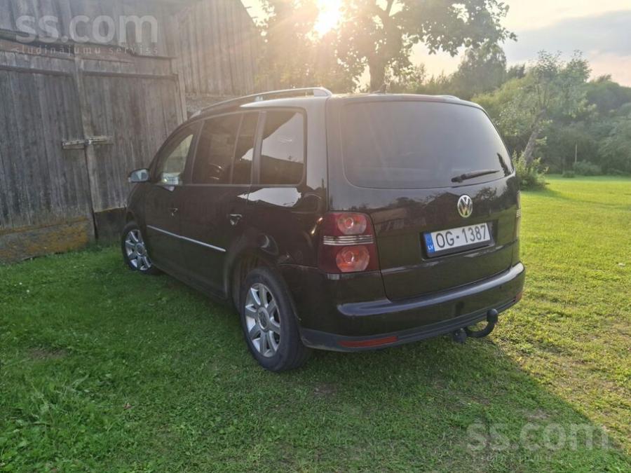 Melns Volkswagen Touran 2007 Dobele, ar dzinēja tilpumu 2.00 L un nobraukumu 286 tūkst. km par 4100 €, foto 1 vietnē AUTOMOTO.COM.LV