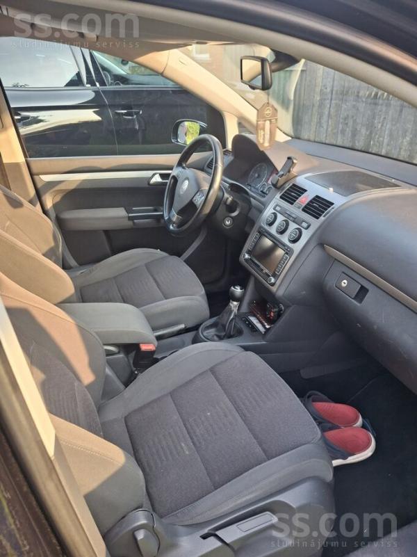 Melns Volkswagen Touran 2007 Dobele, ar dzinēja tilpumu 2.00 L un nobraukumu 286 tūkst. km par 4100 €, foto 4 vietnē AUTOMOTO.COM.LV