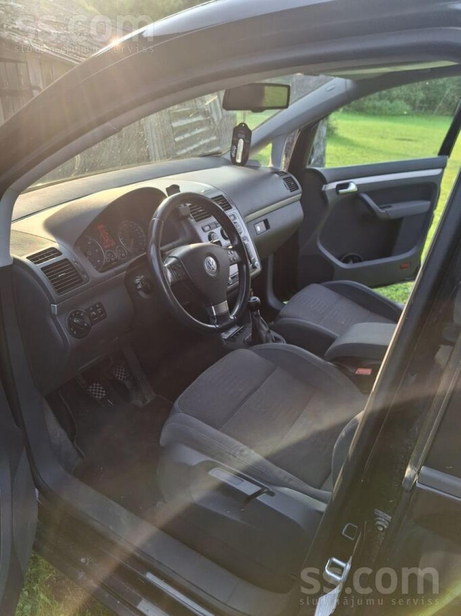 Melns Volkswagen Touran 2007 Dobele, ar dzinēja tilpumu 2.00 L un nobraukumu 286 tūkst. km par 4100 €, foto 6 vietnē AUTOMOTO.COM.LV