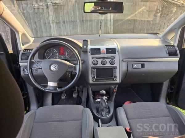 Melns Volkswagen Touran 2007 Dobele, ar dzinēja tilpumu 2.00 L un nobraukumu 286 tūkst. km par 4100 €, foto 6 vietnē AUTOMOTO.COM.LV