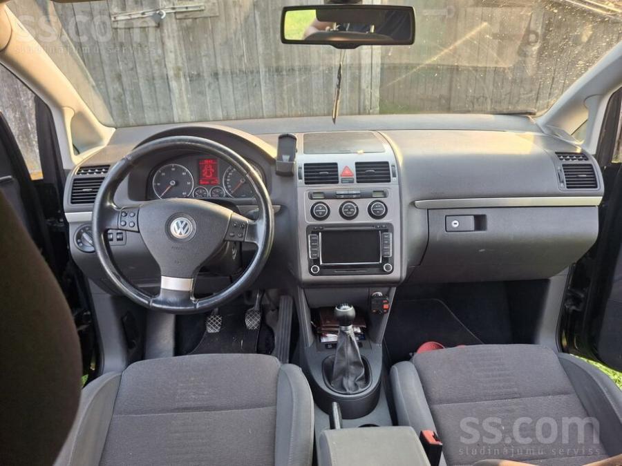 Melns Volkswagen Touran 2007 Dobele, ar dzinēja tilpumu 2.00 L un nobraukumu 286 tūkst. km par 4100 €, foto 7 vietnē AUTOMOTO.COM.LV