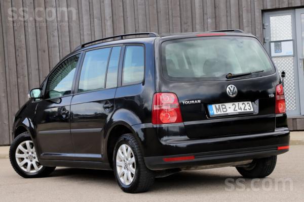 Melns Volkswagen Touran 2007 Tukums, ar dzinēja tilpumu 1.90 L un nobraukumu 350 tūkst. km par 1850 €, foto 4 vietnē AUTOMOTO.COM.LV