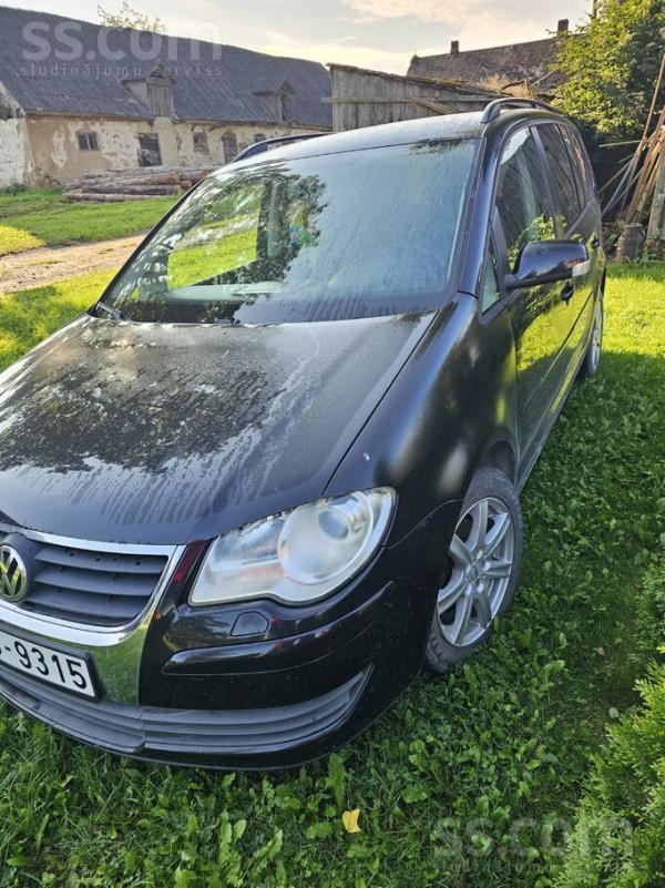 Черный Фольксваген Туран 2007 в Тукумс, объемом двигателя 1.90 л и пробегом 438 тыс. км за 1650 €, фото 1 на AUTOMOTO.COM.LV