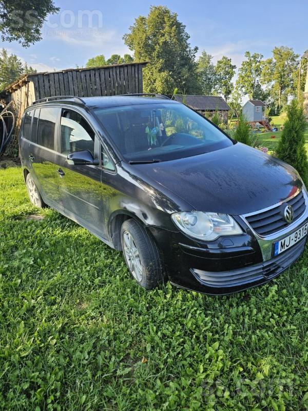 Черный Фольксваген Туран 2007 в Тукумс, объемом двигателя 1.90 л и пробегом 438 тыс. км за 1650 €, фото 2 на AUTOMOTO.COM.LV