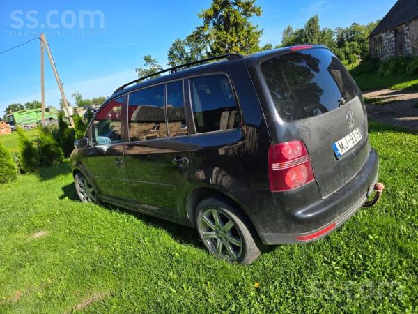 Black Volkswagen Touran 2007 in Tukums, with an engine capacity of 1.90 L and mileage of 438 thousand km for 1550 €, photo 4 on AUTOMOTO.COM.LV