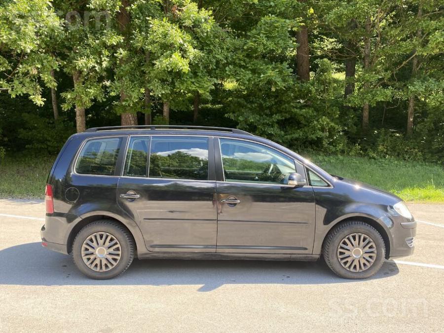 Черный Фольксваген Туран 2007 в Алуксне, объемом двигателя 1.90 л и пробегом 453 тыс. км за 890 €, фото 6 на AUTOMOTO.COM.LV