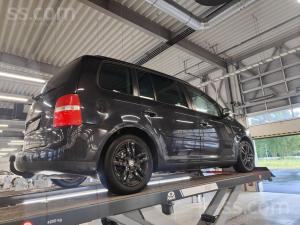 Black Volkswagen Touran 2007 in Riga, with an engine capacity of 2.00 L and mileage of 286 thousand km for 1988 €, photo 3 on AUTOMOTO.COM.LV
