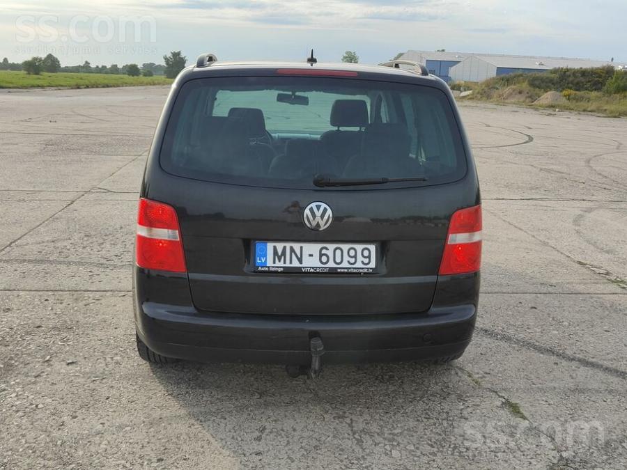 Black Volkswagen Touran 2007 in Riga, with an engine capacity of 2.00 L and mileage of 286 thousand km for 1988 €, photo 5 on AUTOMOTO.COM.LV
