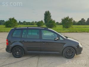 Black Volkswagen Touran 2007 in Riga, with an engine capacity of 2.00 L and mileage of 286 thousand km for 1988 €, photo 8 on AUTOMOTO.COM.LV