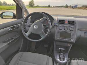 Black Volkswagen Touran 2007 in Riga, with an engine capacity of 2.00 L and mileage of 286 thousand km for 1988 €, photo 10 on AUTOMOTO.COM.LV