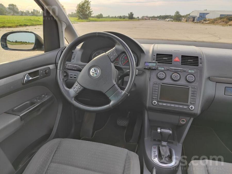 Black Volkswagen Touran 2007 in Riga, with an engine capacity of 2.00 L and mileage of 286 thousand km for 1988 €, photo 10 on AUTOMOTO.COM.LV