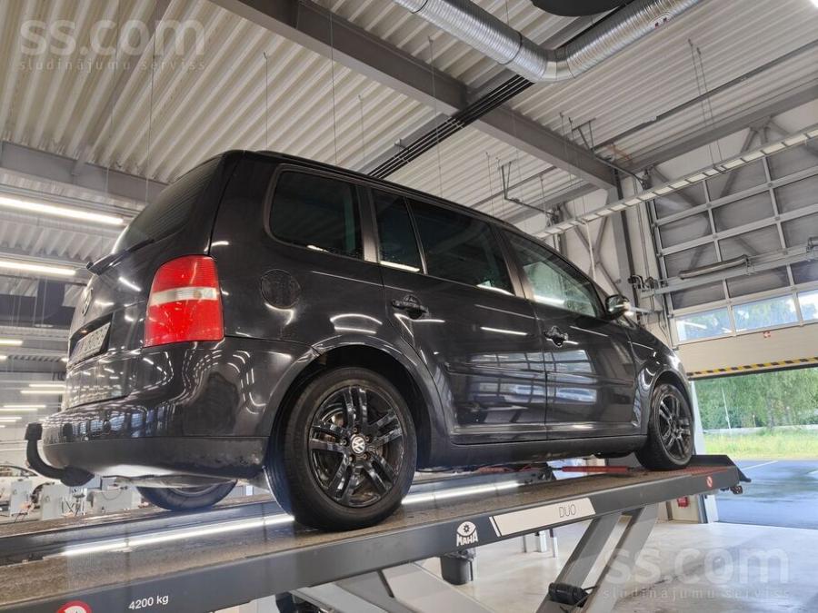 Black Volkswagen Touran 2007 in Riga, with an engine capacity of 2.00 L and mileage of 286 thousand km for 1988 €, photo 3 on AUTOMOTO.COM.LV