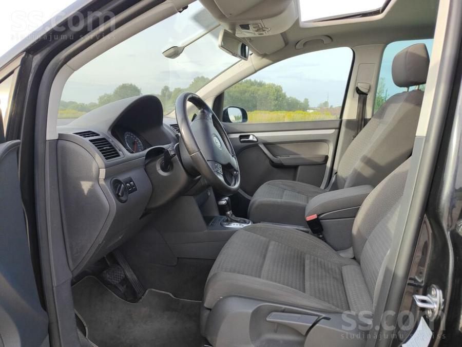 Black Volkswagen Touran 2007 in Riga, with an engine capacity of 2.00 L and mileage of 286 thousand km for 1988 €, photo 11 on AUTOMOTO.COM.LV