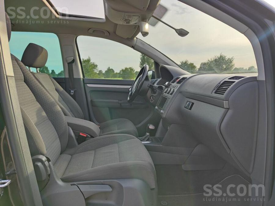 Black Volkswagen Touran 2007 in Riga, with an engine capacity of 2.00 L and mileage of 286 thousand km for 1988 €, photo 12 on AUTOMOTO.COM.LV
