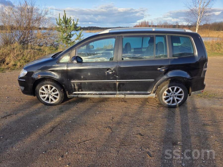 Black Volkswagen Touran 2007 in Liepaja, with an engine capacity of 2.00 L and mileage of 290 thousand km for 900 €, photo 3 on AUTOMOTO.COM.LV