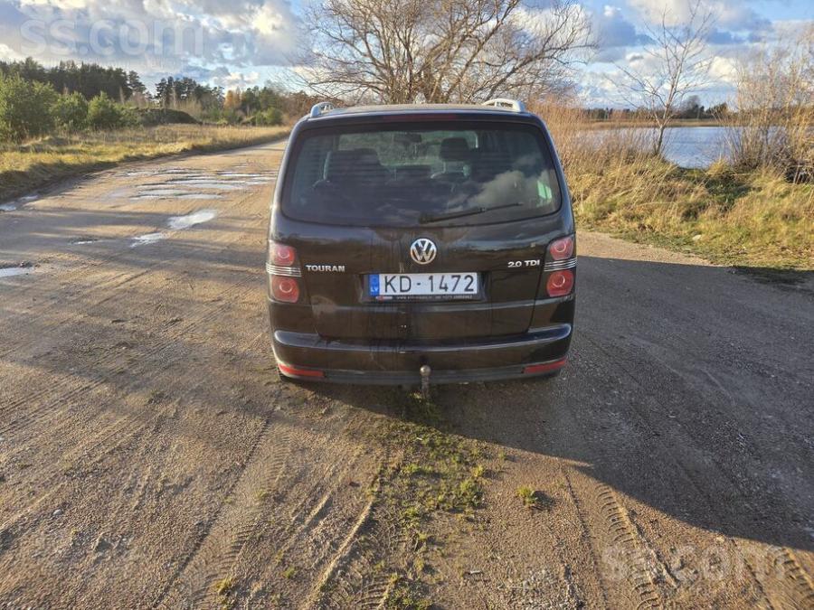 Black Volkswagen Touran 2007 in Liepaja, with an engine capacity of 2.00 L and mileage of 290 thousand km for 900 €, photo 4 on AUTOMOTO.COM.LV