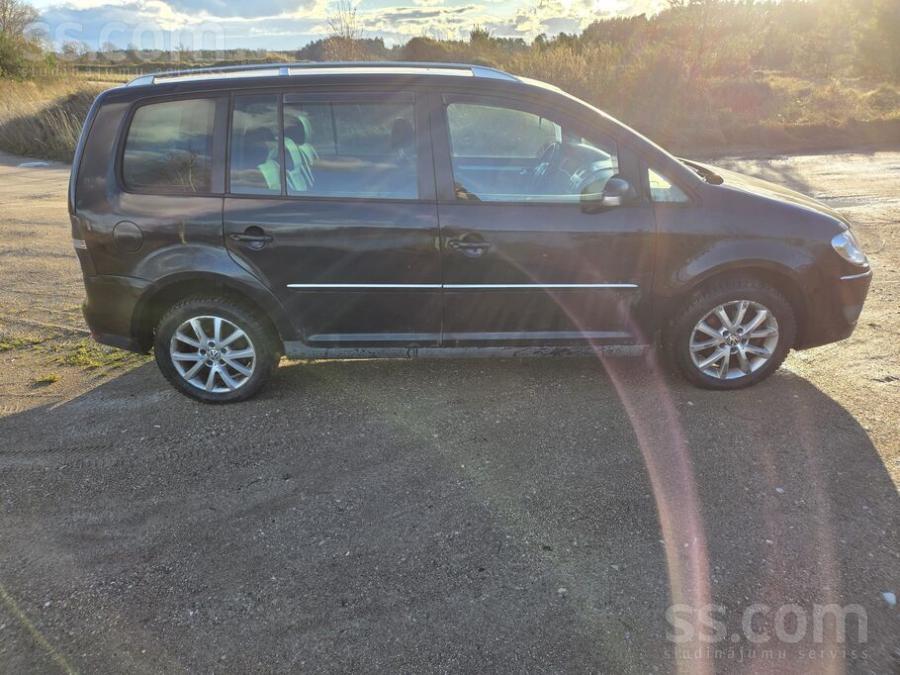 Black Volkswagen Touran 2007 in Liepaja, with an engine capacity of 2.00 L and mileage of 290 thousand km for 900 €, photo 5 on AUTOMOTO.COM.LV