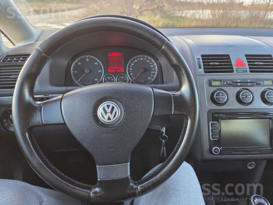 Black Volkswagen Touran 2007 in Liepaja, with an engine capacity of 2.00 L and mileage of 290 thousand km for 900 €, photo 9 on AUTOMOTO.COM.LV