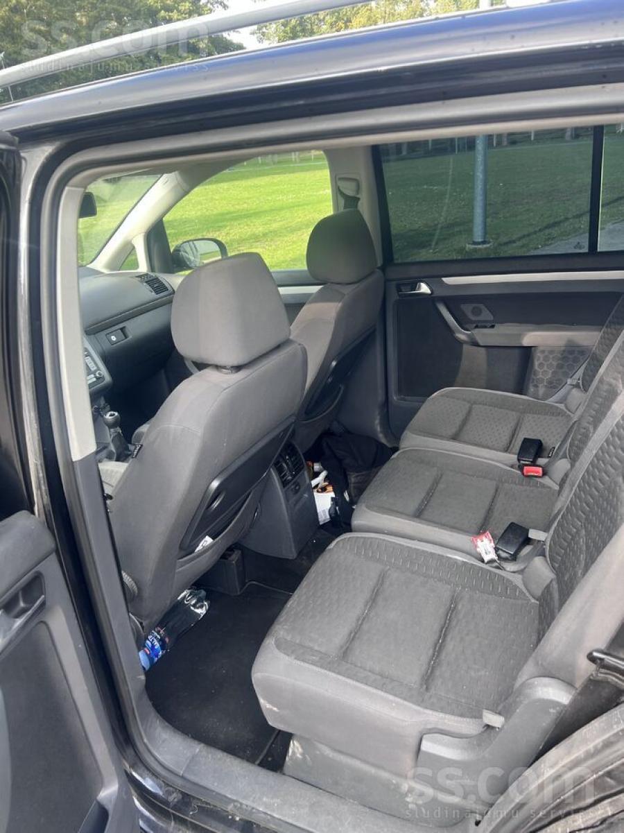 Melns Volkswagen Touran 2007 Liepāja, ar dzinēja tilpumu 1.90 L un nobraukumu 364 tūkst. km par 2300 €, foto 5 vietnē AUTOMOTO.COM.LV