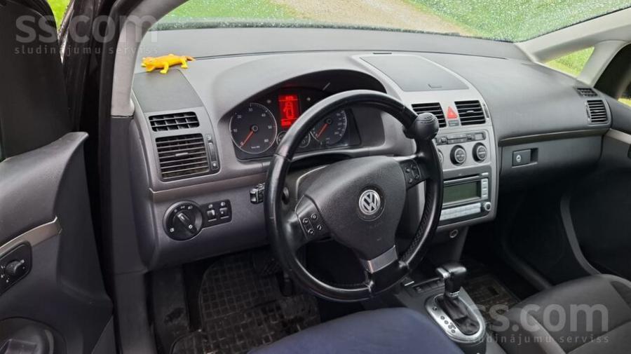 Melns Volkswagen Touran 2007 Rīga, ar dzinēja tilpumu 2.00 L un nobraukumu 338 tūkst. km par 2680 €, foto 6 vietnē AUTOMOTO.COM.LV