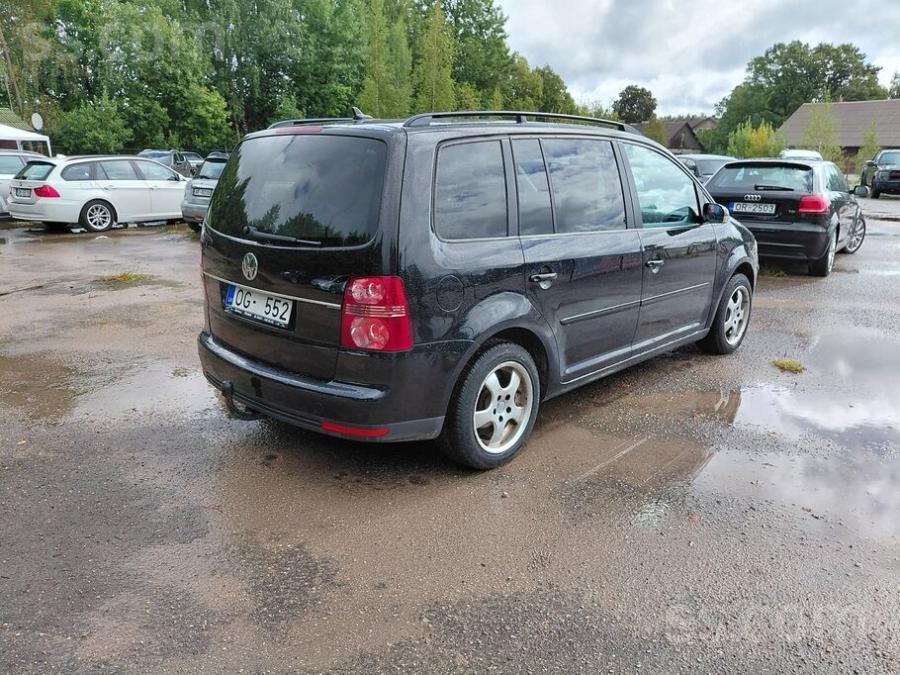 Black Volkswagen Touran 2007 in Talsi, with an engine capacity of 2.00 L and mileage of 303 thousand km for 2700 €, photo 5 on AUTOMOTO.COM.LV