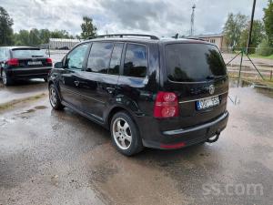 Black Volkswagen Touran 2007 in Talsi, with an engine capacity of 2.00 L and mileage of 303 thousand km for 2700 €, photo 7 on AUTOMOTO.COM.LV