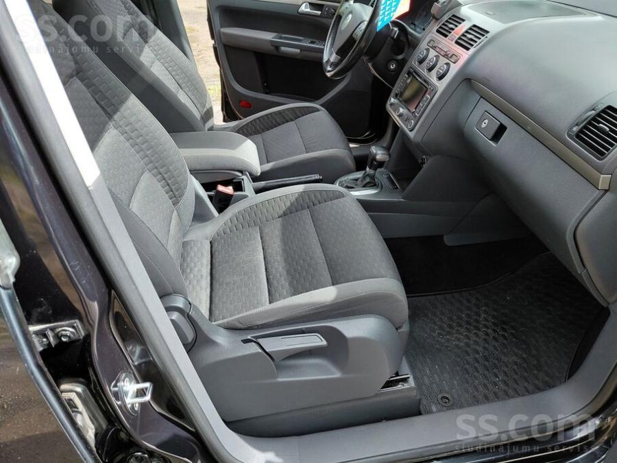 Black Volkswagen Touran 2007 in Talsi, with an engine capacity of 2.00 L and mileage of 303 thousand km for 2700 €, photo 10 on AUTOMOTO.COM.LV