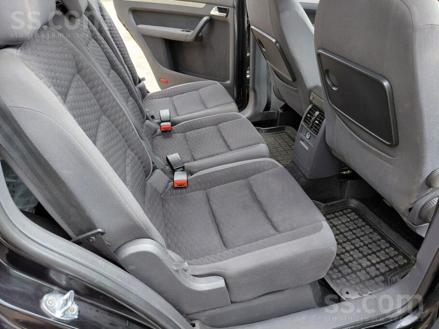 Black Volkswagen Touran 2007 in Talsi, with an engine capacity of 2.00 L and mileage of 303 thousand km for 2700 €, photo 11 on AUTOMOTO.COM.LV