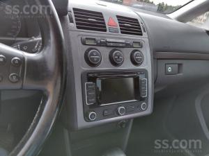 Black Volkswagen Touran 2007 in Talsi, with an engine capacity of 2.00 L and mileage of 303 thousand km for 2700 €, photo 13 on AUTOMOTO.COM.LV