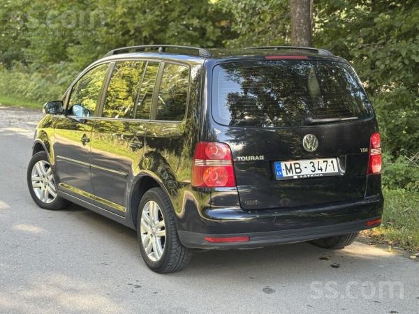 Melns Volkswagen Touran 2007 Rīga, ar dzinēja tilpumu 1.90 L un nobraukumu 242 tūkst. km par 3190 €, foto 3 vietnē AUTOMOTO.COM.LV