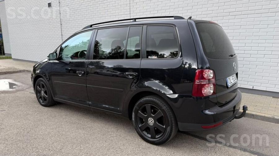 Melns Volkswagen Touran 2007 Rīga, ar dzinēja tilpumu 2.00 L un nobraukumu 319 tūkst. km par 2500 €, foto 3 vietnē AUTOMOTO.COM.LV