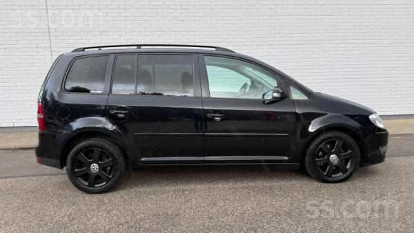 Black Volkswagen Touran 2007 in Riga, with an engine capacity of 2.00 L and mileage of 319 thousand km for 2500 €, photo 6 on AUTOMOTO.COM.LV