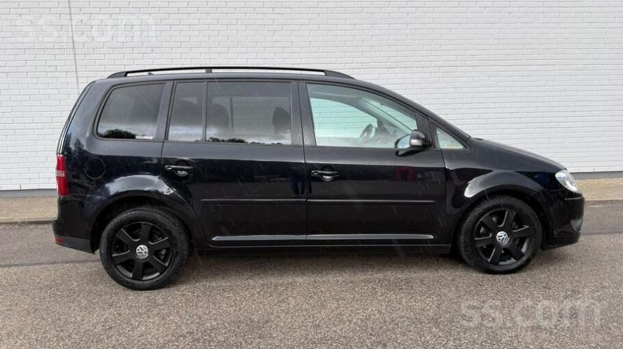 Melns Volkswagen Touran 2007 Rīga, ar dzinēja tilpumu 2.00 L un nobraukumu 319 tūkst. km par 2500 €, foto 6 vietnē AUTOMOTO.COM.LV