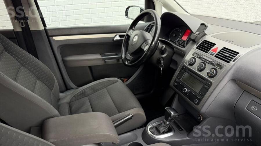 Melns Volkswagen Touran 2007 Rīga, ar dzinēja tilpumu 2.00 L un nobraukumu 319 tūkst. km par 2500 €, foto 8 vietnē AUTOMOTO.COM.LV