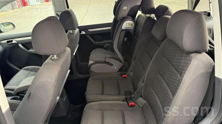 Melns Volkswagen Touran 2007 Rīga, ar dzinēja tilpumu 2.00 L un nobraukumu 319 tūkst. km par 2500 €, foto 9 vietnē AUTOMOTO.COM.LV