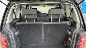 Melns Volkswagen Touran 2007 Rīga, ar dzinēja tilpumu 2.00 L un nobraukumu 319 tūkst. km par 2500 €, foto 10 vietnē AUTOMOTO.COM.LV