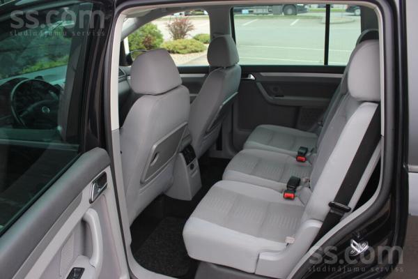 Volkswagen Touran 2007 Dobele vietnē Melns Volkswagen Touran 2007 Dobele, ar dzinēja tilpumu 2.00 L un nobraukumu 251 tūkst. km par 4300 €, foto 10 vietnē AUTOMOTO.COM.LV