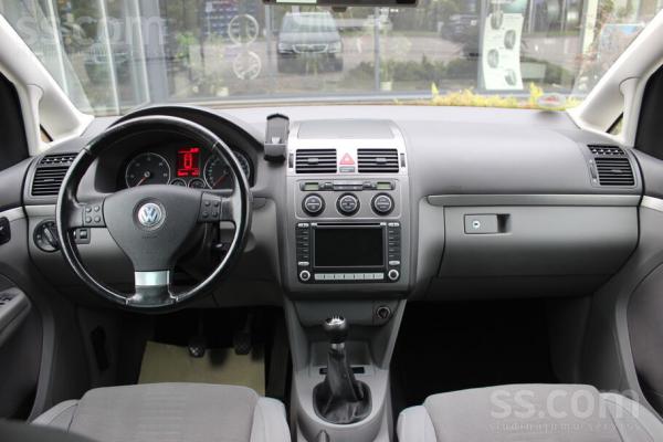 Volkswagen Touran 2007 Dobele vietnē Melns Volkswagen Touran 2007 Dobele, ar dzinēja tilpumu 2.00 L un nobraukumu 251 tūkst. km par 4300 €, foto 11 vietnē AUTOMOTO.COM.LV
