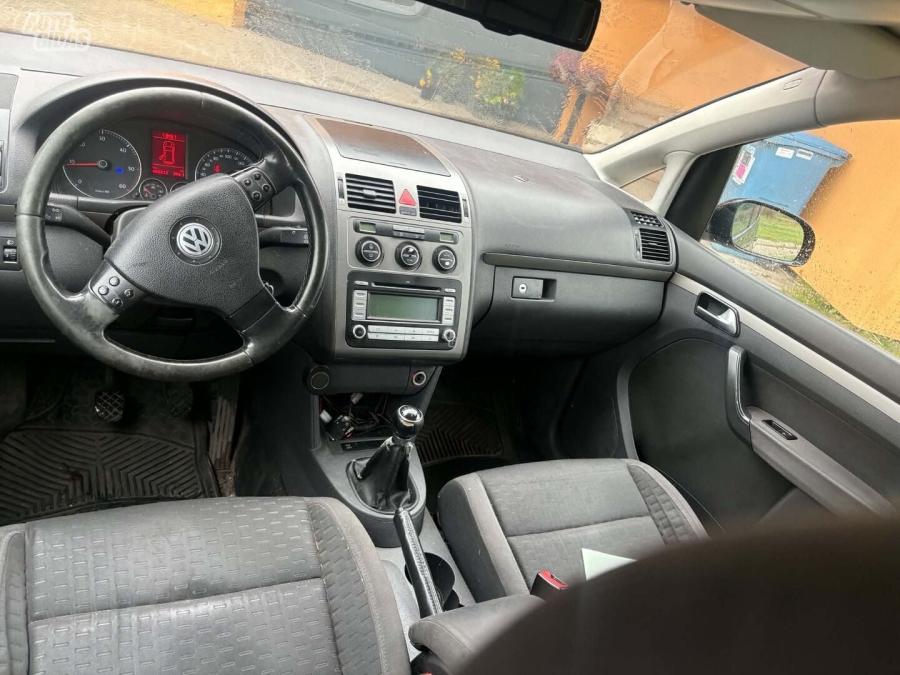 Black Volkswagen Touran 2007 in Kaunas, with an engine capacity of 1.90 L and mileage of 362 thousand km for 1000 €, photo 7 on AUTOMOTO.COM.LV